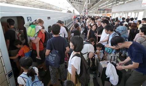 【動画】帰省ラッシュがピーク 鉄道、高速道路が混雑 のぞみ自由席乗車率は200％超も！ 産経ニュース
