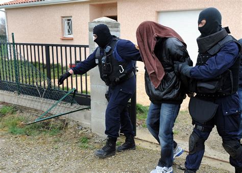 Laffaire Du Tueur Au Scooter Portrait De La Famille Merah Ciblée
