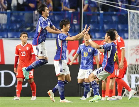 ＜日本・ペルー＞前半、伊藤（中央）は先制ゴールを決め喜ぶ（撮影・椎名 航） ― スポニチ Sponichi Annex サッカー