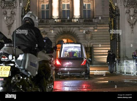 Le Cercueil De La Reine Élisabeth Ii Arrive à La Royal Hearse Au Palais