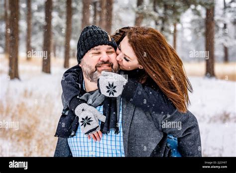 Homme Embrassant Femme Par Derrière Banque De Photographies Et Dimages