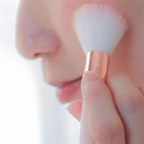 【チークを塗りすぎたときの対処法】お直しのコツや失敗しにくい塗り方も解説 Lips