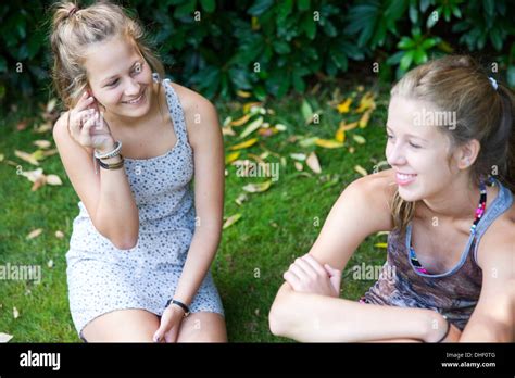 Deux Filles Assises Dans Le Parc Banque De Photographies Et Dimages à
