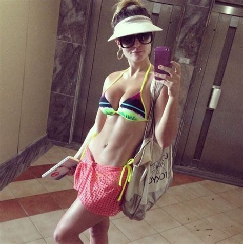 Laura Keller Posa De Biquíni E Exibe Corpo Em Forma Portal G2