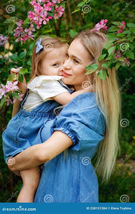 Glad Mammor Dag En Liten Flicka Hugger Sin Mor I Vårkörsbärsträdan