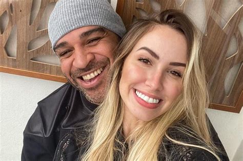 Adriano Imperador E Namorada Posam Sorridentes Morando Juntos Na