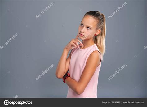 Zierliches Teenager Mädchen Das über Etwas Nachdenkt Stockfotografie