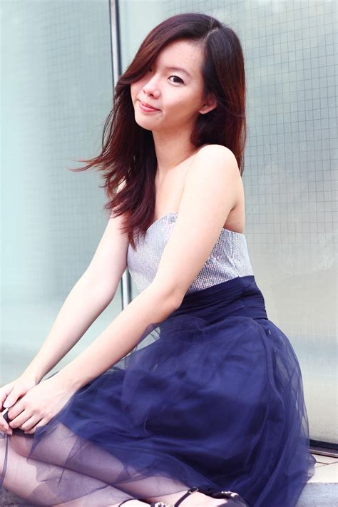 무료 이미지 소녀 사진술 트렁크 다리 가수 좌석 유행 의류 레이디 헤어 스타일 긴 머리 인간의 몸