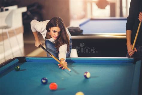 Mulher No Clube Dos Bilhar Que Joga A Sinuca Foto De Stock Imagem De