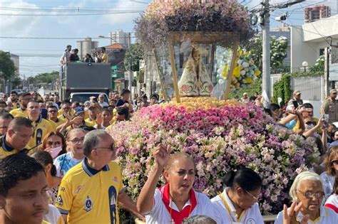 Trabalhadores E Organizadores Do Círio Homenageiam Nossa Senhora De