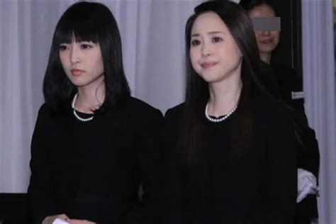 女星神田沙也加跳楼自杀，母亲松田圣子手捧牌位，与女儿最后道别