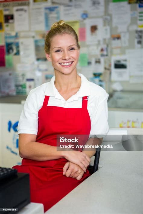 미소가 게 보조 무기와 교차 빨강에 대한 스톡 사진 및 기타 이미지 빨강 앞치마 여자 Istock