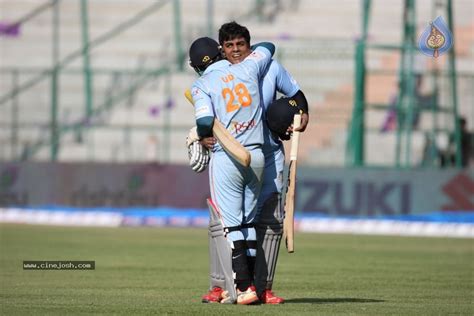 Bhojpuri Dabanggs Vs Bengal Tigers Match Photos Photo 38 Of 71