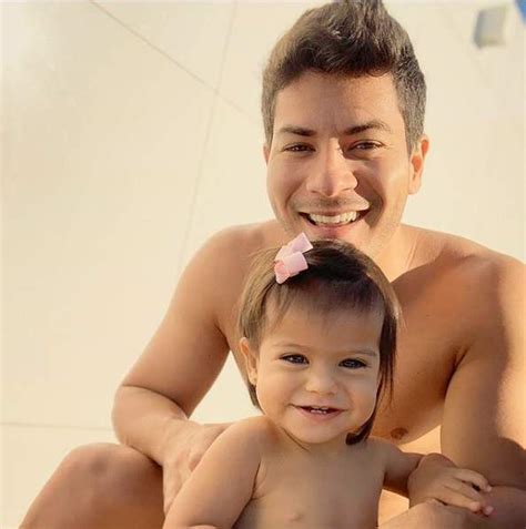 Após Separação De Mayra Cardi Arthur Aguiar Se Despede Da Filha E