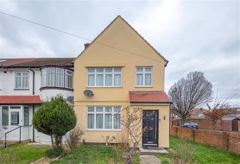 Catherine Gardens Hounslow Tw3 3 Bed Semi Detached House £2 200 Pcm