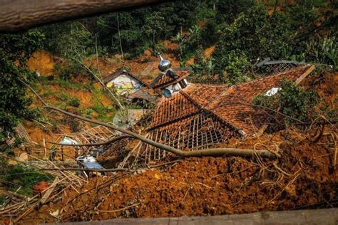 Korban Banjir Dan Tanah Longsor Masih Bertahan Di Pengungsian Daerah