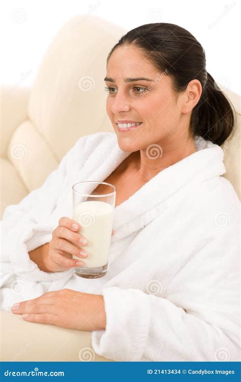 Lait Mi âgé Attrayant De Boissons De Femme Pour Le Déjeuner Photo Stock