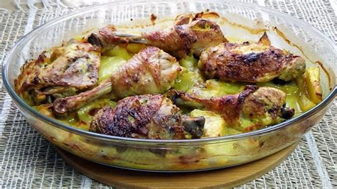 Cuisses De Poulet Aux Pommes De Terre Au Four Avec Une Délicieuse