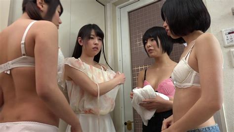 お風呂に入ってたら、遊びに来てた従姉妹と妹が「私も一緒に入る！」とやって来て、バスタブはおっぱいとマコで超過密、密着チコで超気持ちいいから勃起