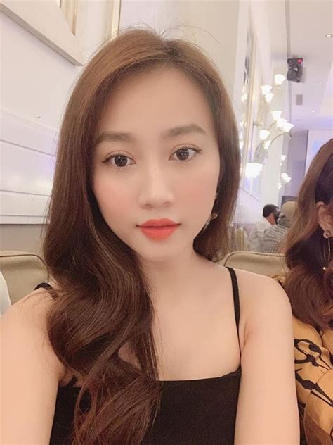 Sau 5 Năm Làm Bạn Gái Sơn Tùng Huỳnh Hồng Loan Lột Xác Sexy Tài Sản