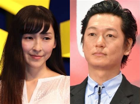 麻生久美子×井浦新、見つめ合う2人 → 爆笑！ 愛おしすぎる『あのキス』ショット エンタメ ニュース ｜クランクイン！