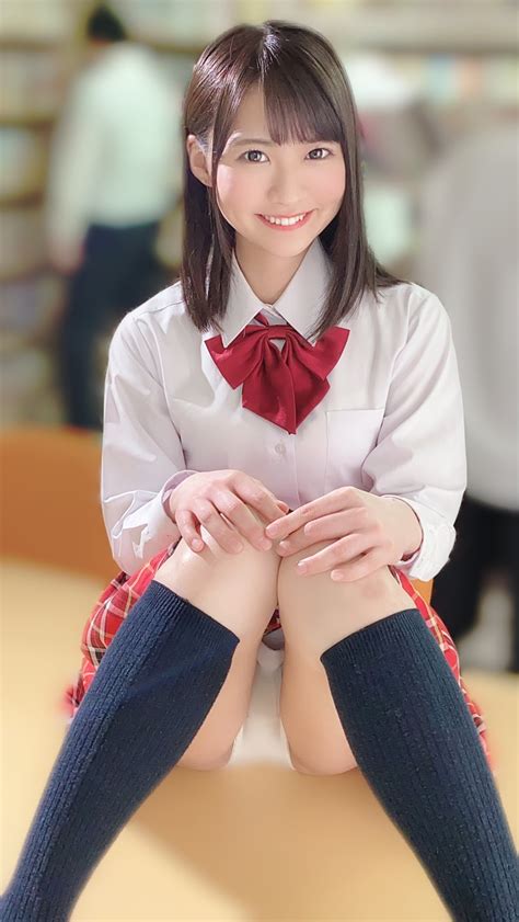東條なつ 紺色ハイソックスなプリスカ制服画像