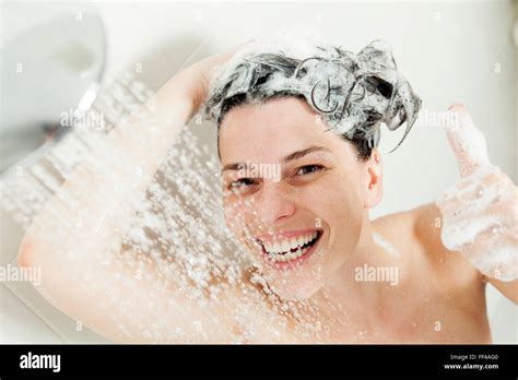 Ducha De La Mujer Feliz Mujer Sonriente Lavado Duchándose En El Hombro