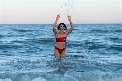 Premium Photo Sexy Back Of A Beautiful Woman In Red Bikini On Sea