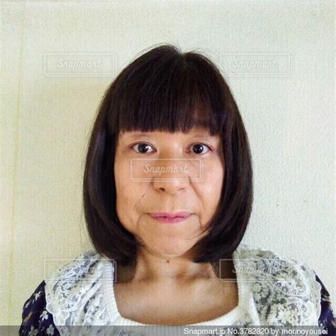 正面を向いて微笑む60歳の女性のポートレートの写真・画像素材[3782820] Snapmart（スナップマート）