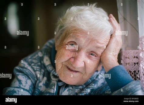 Vieille Dame âgée De 90 Ans Banque De Photographies Et Dimages à Haute