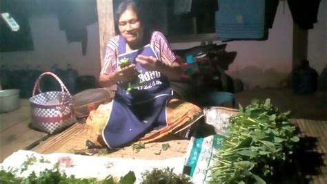 คริปนี้พามาเบิ่งแม่เพ็ญมัดผัก ไปขายที่ตลาดจ้า ผักกาดดอก ต้นหอม