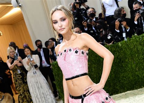 Lily Rose Depp Avec Des Mèches Roses Et Un Body Qui Dévoile Sa