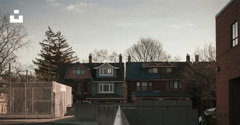낮 동안 흰 구름 아래 벌거 벗은 나무 근처의 갈색과 흰색 콘크리트 건물 사진 Unsplash의 무료 회색 이미지