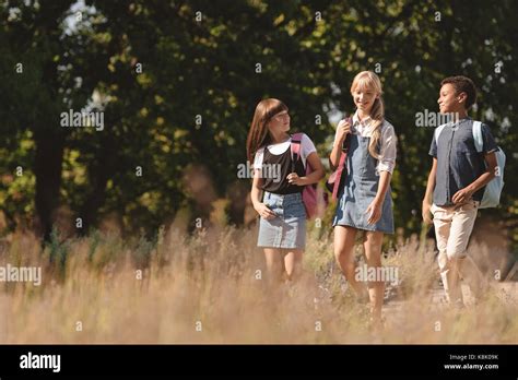 Los Adolescentes Multiétnicos Caminando En Park Fotografía De Stock Alamy