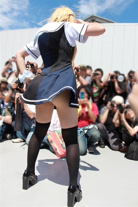 C82最終日、人気レイヤーえなこがエロゲ制服コスでむっちりお尻縞々パンツパンチラ みんくちゃんねる