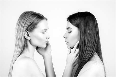 Pareja De Lesbianas Beso A Mujer En Relaciones Novia Lgbt Foto Premium