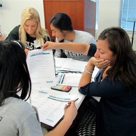 volunteer opportunities empower women and girls