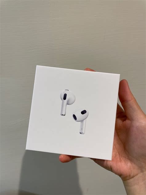 全新airpods 第三代 2023製造 Magsafe Charging Case 耳機及錄音音訊設備 耳機在旋轉拍賣