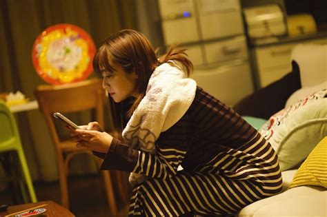 安達祐実、子役から実力派へと進化 『捨ててよ、安達さん。』で見せる受け身の演技の魅力 ぴあ映画