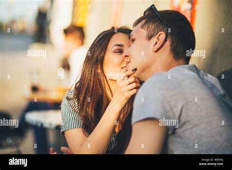 Joven Pareja Feliz En El Amor Adolescentes Amigos Vestidos De Estilo