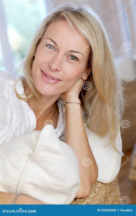 Blond Mogen Kvinna Som Hemma Kopplar Av Arkivfoto Bild Av Vuxen