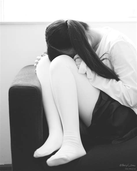 무료 이미지 손 겨울 빛 검정색과 흰색 소녀 여자 화이트 사진술 따뜻한 피트 다리 초상화 좌석 깨끗한