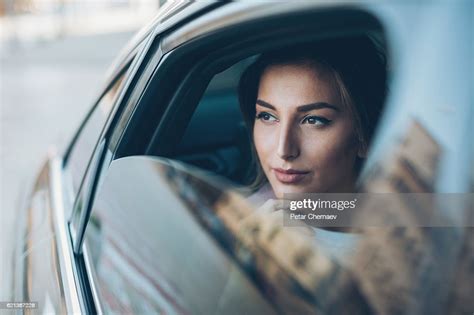 Femme Sérieuse Regardant Par La Fenêtre Dune Voiture Photo Getty Images