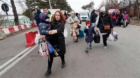 Thousands Flee Ukraine Into Romania The New York Times