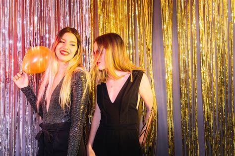 Deux Filles Dansent à La Fête Du Nouvel An Photo Gratuite