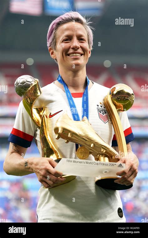 Usas Megan Rapinoe Celebrates With Her Adidas Golden Boot Award