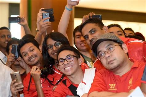 100 000 Foreign Football Fans Travel To See Liverpool Fc At Anfield