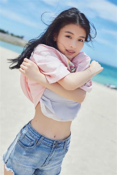 出口夏希、初写真集でヘルシー美脚を披露 へそ出しカットも「たくさん見て欲しい！」 ニコニコニュース
