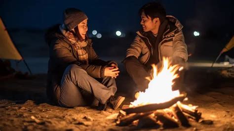 밤에 모닥불에 앉아있는 여자 모닥불 앞에서 이야기하는 커플 고화질 사진 사진 나무 배경 일러스트 및 사진 무료 다운로드