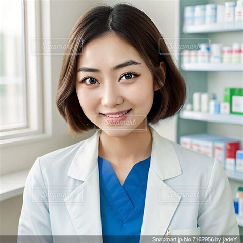 白衣を着た女性の写真・画像素材[7162956] Snapmart（スナップマート）